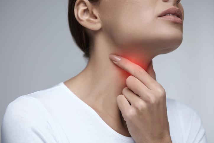 9 causas da sensação de garganta fechando + tratamentos